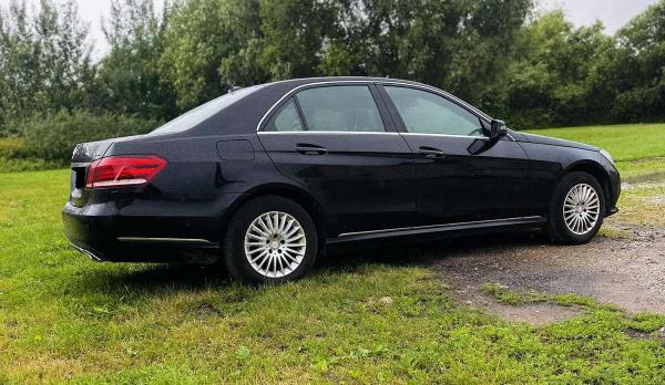 Black Mercedes-Benz E 220 2013 in Radviliskis, with an engine capacity of 2.14 L and mileage of 400 thousand km for 4950 €, photo 3 on AUTOMOTO.COM.LV