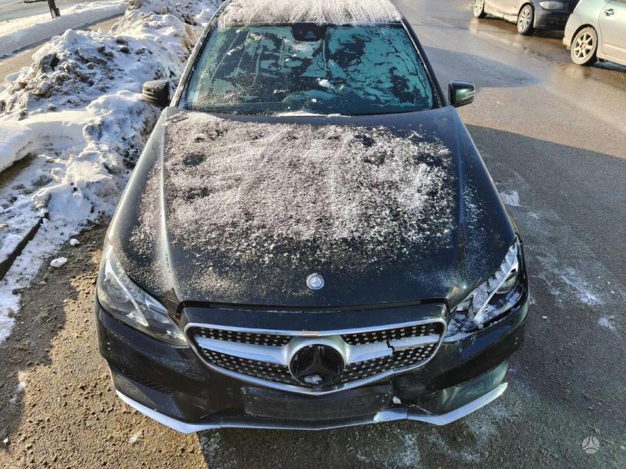 Black Mercedes-Benz E 220 2014 in Vilnius, with an engine capacity of 2.14 L and mileage of 307 thousand km for 7250 €, photo 29 on AUTOMOTO.COM.LV