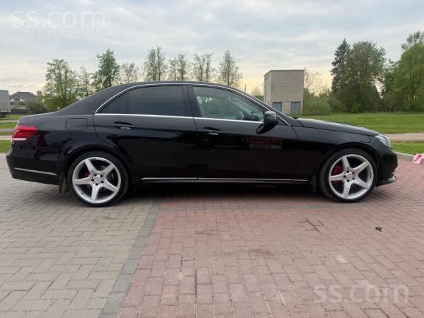 Black Mercedes-Benz E 220 2014 in Jelgava, with an engine capacity of 2.10 L and mileage of 285 thousand km for 10200 €, photo 2 on AUTOMOTO.COM.LV