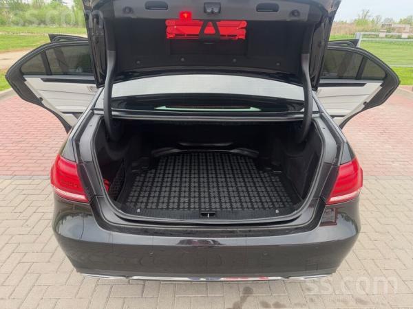 Black Mercedes-Benz E 220 2014 in Jelgava, with an engine capacity of 2.10 L and mileage of 285 thousand km for 10200 €, photo 5 on AUTOMOTO.COM.LV