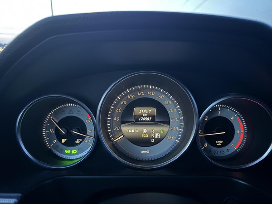 Melns Mercedes-Benz E 220 2014 Tallina, ar dzinēja tilpumu 2.20 L un nobraukumu 172 tūkst. km par 14500 €, foto 16 vietnē AUTOMOTO.COM.LV