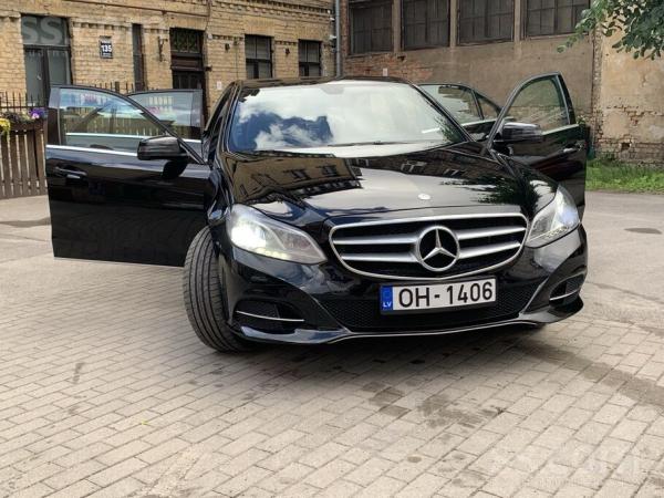 Black Mercedes-Benz E 220 2014 in Riga, with an engine capacity of 2.20 L and mileage of 247 thousand km for 16600 €, photo 4 on AUTOMOTO.COM.LV