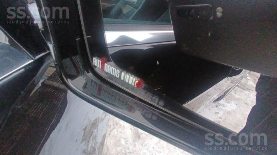 Black Mercedes-Benz E 220 2015 in Riga, with an engine capacity of 2.20 L and mileage of 220 thousand km for 13500 €, photo 12 on AUTOMOTO.COM.LV