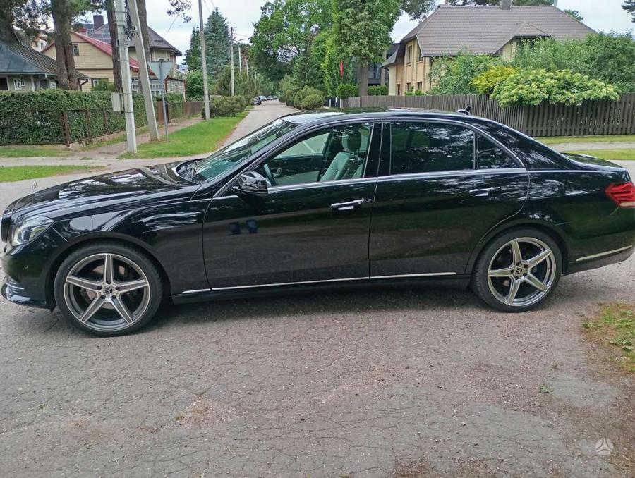 Black Mercedes-Benz E 220 2015 in Kaunas, with an engine capacity of 2.14 L and mileage of 272 thousand km for 10900 €, photo 5 on AUTOMOTO.COM.LV