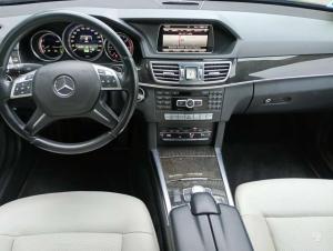 Black Mercedes-Benz E 220 2015 in Kaunas, with an engine capacity of 2.14 L and mileage of 272 thousand km for 10900 €, photo 32 on AUTOMOTO.COM.LV