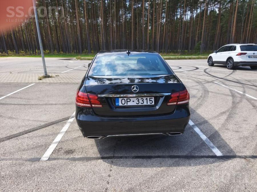 Black Mercedes-Benz E 220 2015 in Riga, with an engine capacity of 2.10 L and mileage of 308 thousand km for 13000 €, photo 4 on AUTOMOTO.COM.LV