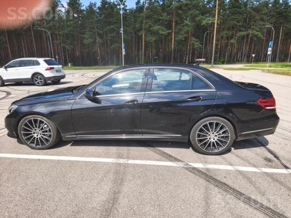 Черный Мерседес E 220 2015 в Рига, объемом двигателя 2.10 л и пробегом 308 тыс. км за 13000 €, фото 4 на AUTOMOTO.COM.LV