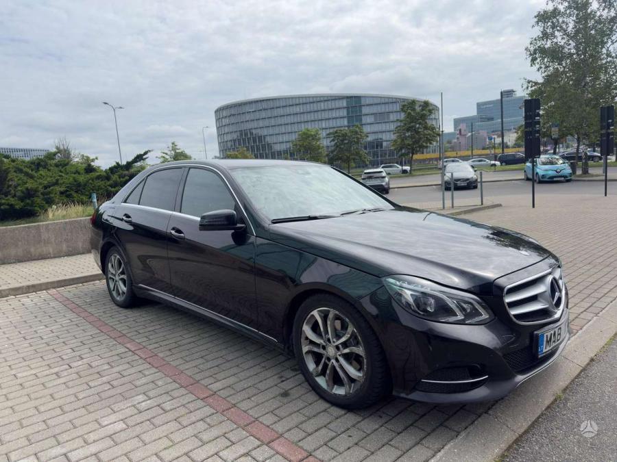 Черный Мерседес E 220 2015 в Вильнюс, объемом двигателя 2.14 л и пробегом 394 тыс. км за 8100 €, фото 6 на AUTOMOTO.COM.LV