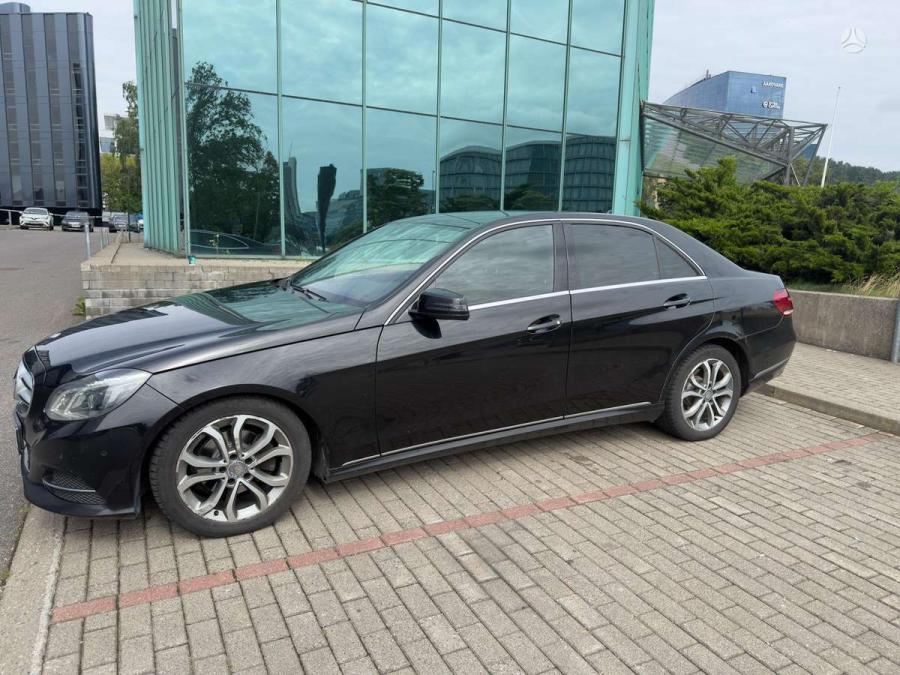 Черный Мерседес E 220 2015 в Вильнюс, объемом двигателя 2.14 л и пробегом 394 тыс. км за 8100 €, фото 7 на AUTOMOTO.COM.LV