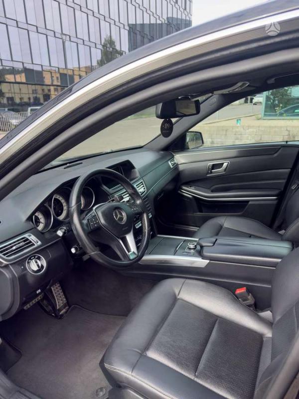 Black Mercedes-Benz E 220 2015 in Vilnius, with an engine capacity of 2.14 L and mileage of 394 thousand km for 8100 €, photo 10 on AUTOMOTO.COM.LV