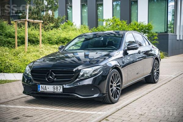 Melns Mercedes-Benz E 220 2016 Rīga, ar dzinēja tilpumu 2.00 L un nobraukumu 183 tūkst. km par 17990 €, foto 1 vietnē AUTOMOTO.COM.LV
