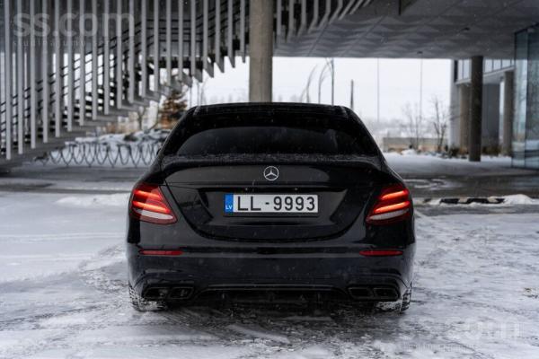 Black Mercedes-Benz E 220 2016 in Riga, with an engine capacity of 2.00 L and mileage of 218 thousand km for 21000 €, photo 5 on AUTOMOTO.COM.LV
