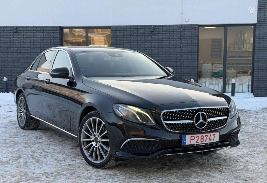 Black Mercedes-Benz E 220 2016 in Raseiniai, with an engine capacity of 2.14 L and mileage of 303 thousand km for 17600 €, photo 1 on AUTOMOTO.COM.LV