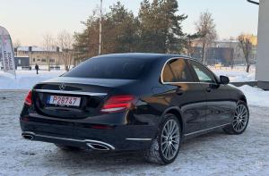 Black Mercedes-Benz E 220 2016 in Raseiniai, with an engine capacity of 2.14 L and mileage of 303 thousand km for 17600 €, photo 3 on AUTOMOTO.COM.LV