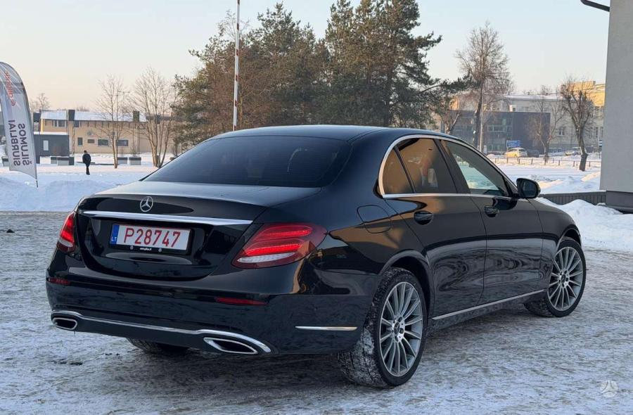 Black Mercedes-Benz E 220 2016 in Raseiniai, with an engine capacity of 2.14 L and mileage of 303 thousand km for 17600 €, photo 3 on AUTOMOTO.COM.LV