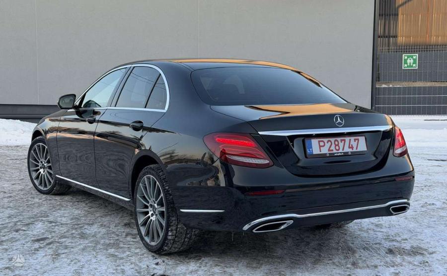 Black Mercedes-Benz E 220 2016 in Raseiniai, with an engine capacity of 2.14 L and mileage of 303 thousand km for 17600 €, photo 5 on AUTOMOTO.COM.LV