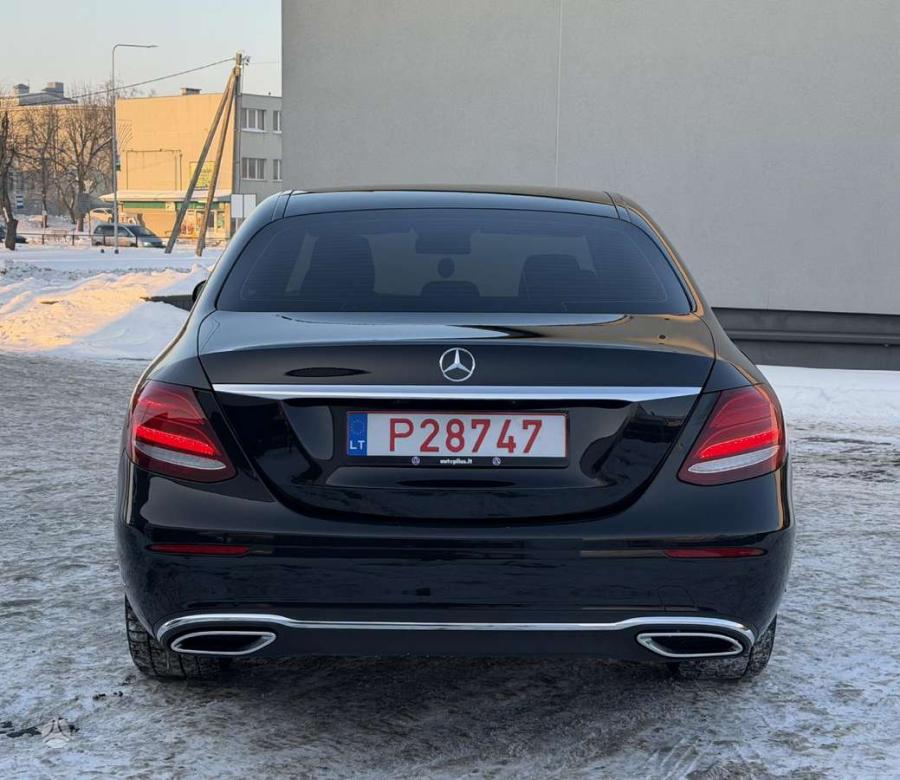 Black Mercedes-Benz E 220 2016 in Raseiniai, with an engine capacity of 2.14 L and mileage of 303 thousand km for 17600 €, photo 9 on AUTOMOTO.COM.LV
