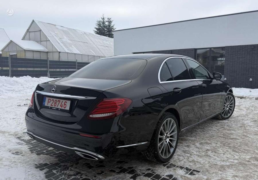 Black Mercedes-Benz E 220 2016 in Vilnius, with an engine capacity of 1.95 L and mileage of 303 thousand km for 17600 €, photo 2 on AUTOMOTO.COM.LV