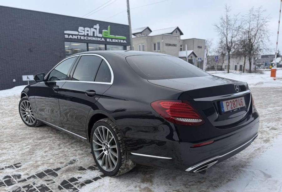 Black Mercedes-Benz E 220 2016 in Vilnius, with an engine capacity of 1.95 L and mileage of 303 thousand km for 17600 €, photo 5 on AUTOMOTO.COM.LV