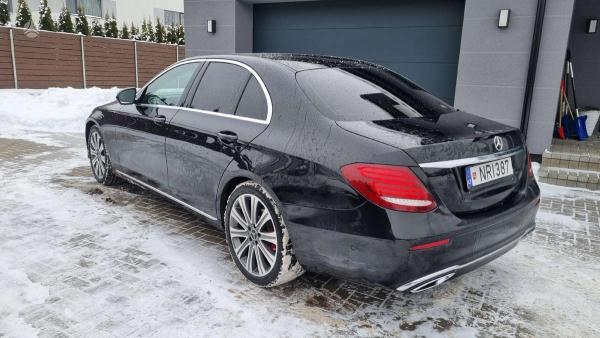 Black Mercedes-Benz E 220 2016 in Vilnius, with an engine capacity of 1.95 L and mileage of 274 thousand km for 17500 €, photo 4 on AUTOMOTO.COM.LV