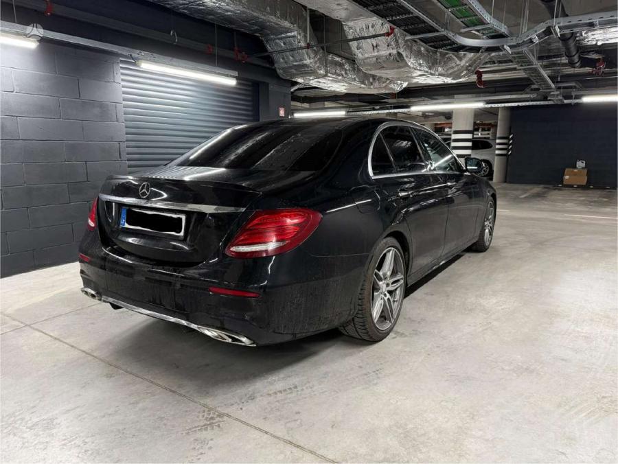 Black Mercedes-Benz E 220 2016 in Vilnius, with an engine capacity of 1.95 L and mileage of 302 thousand km for 18300 €, photo 3 on AUTOMOTO.COM.LV