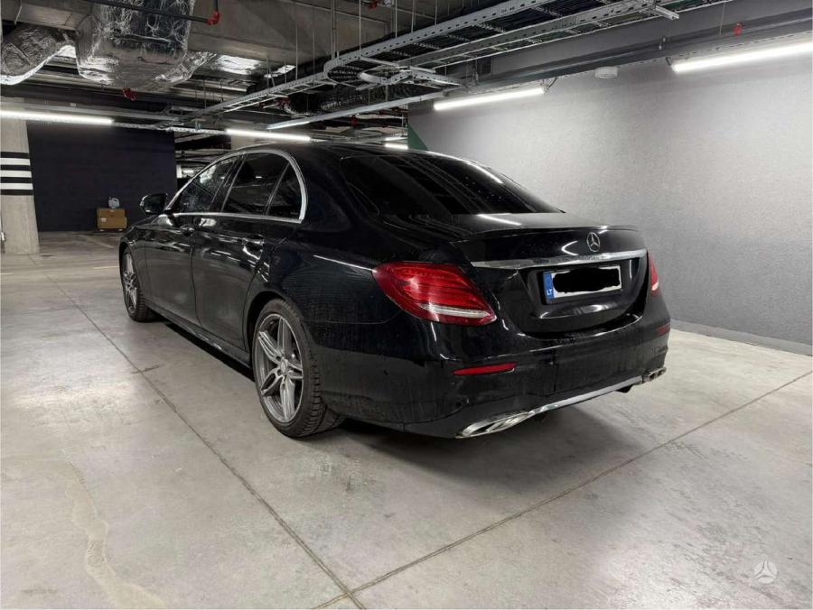 Black Mercedes-Benz E 220 2016 in Vilnius, with an engine capacity of 1.95 L and mileage of 302 thousand km for 18300 €, photo 4 on AUTOMOTO.COM.LV