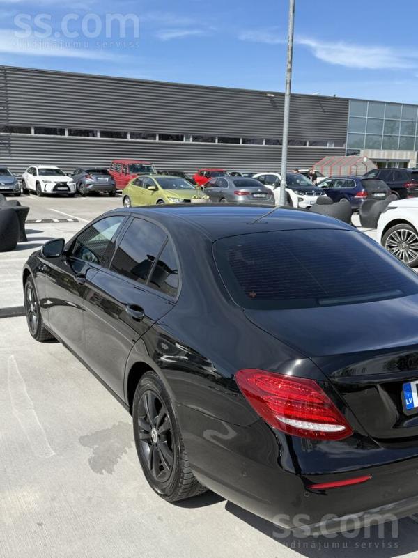 Black Mercedes-Benz E 220 2016 in Riga, with an engine capacity of 2.20 L and mileage of 264 thousand km for 12500 €, photo 3 on AUTOMOTO.COM.LV