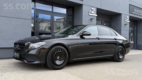 Black Mercedes-Benz E 220 2016 in Riga, with an engine capacity of 2.00 L and mileage of 155 thousand km for 18900 €, photo 4 on AUTOMOTO.COM.LV