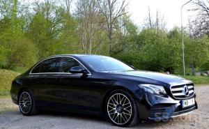 Black Mercedes-Benz E 220 2016 in Tukums, with an engine capacity of 2.00 L and mileage of 278 thousand km for 19800 €, photo 3 on AUTOMOTO.COM.LV