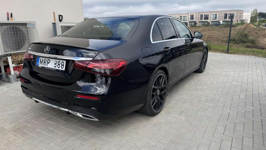 Black Mercedes-Benz E 220 2016 in Vilnius, with an engine capacity of 1.95 L and mileage of 182 thousand km for 22999 €, photo 4 on AUTOMOTO.COM.LV