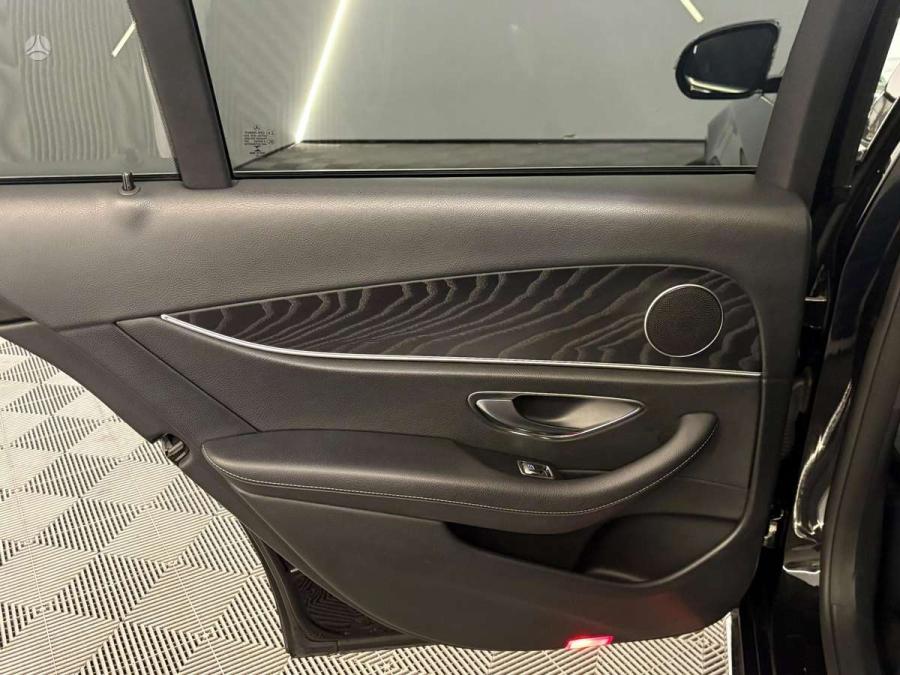 Black Mercedes-Benz E 220 2016 in Marijampole, with an engine capacity of 2.20 L and mileage of 326 thousand km for 16450 €, photo 31 on AUTOMOTO.COM.LV