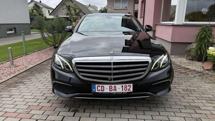 Black Mercedes-Benz E 220 2016 in Kedainiai, with an engine capacity of 1.95 L and mileage of 201 thousand km for 19999 €, photo 1 on AUTOMOTO.COM.LV