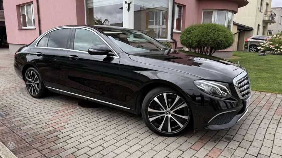 Black Mercedes-Benz E 220 2016 in Kedainiai, with an engine capacity of 1.95 L and mileage of 201 thousand km for 19999 €, photo 3 on AUTOMOTO.COM.LV