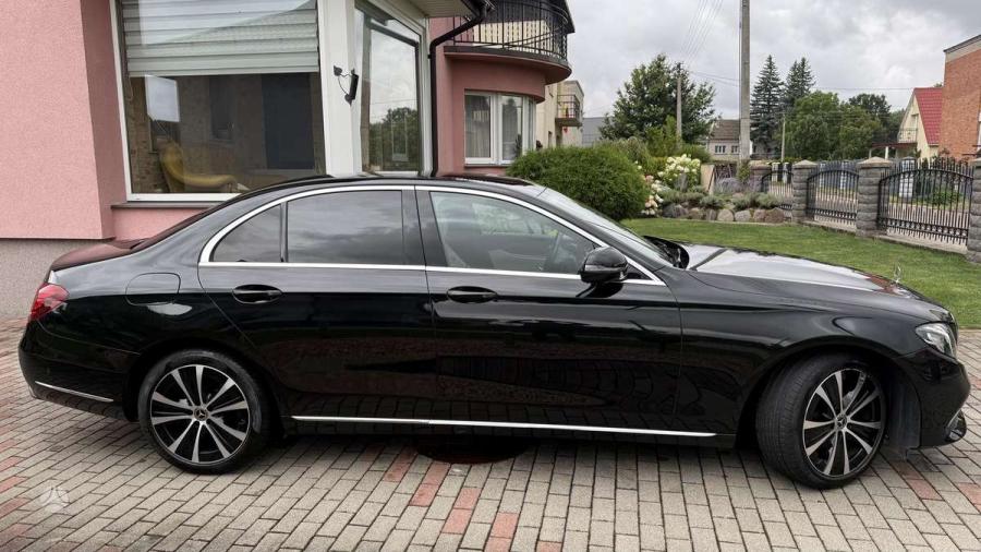 Black Mercedes-Benz E 220 2016 in Kedainiai, with an engine capacity of 1.95 L and mileage of 201 thousand km for 19999 €, photo 4 on AUTOMOTO.COM.LV