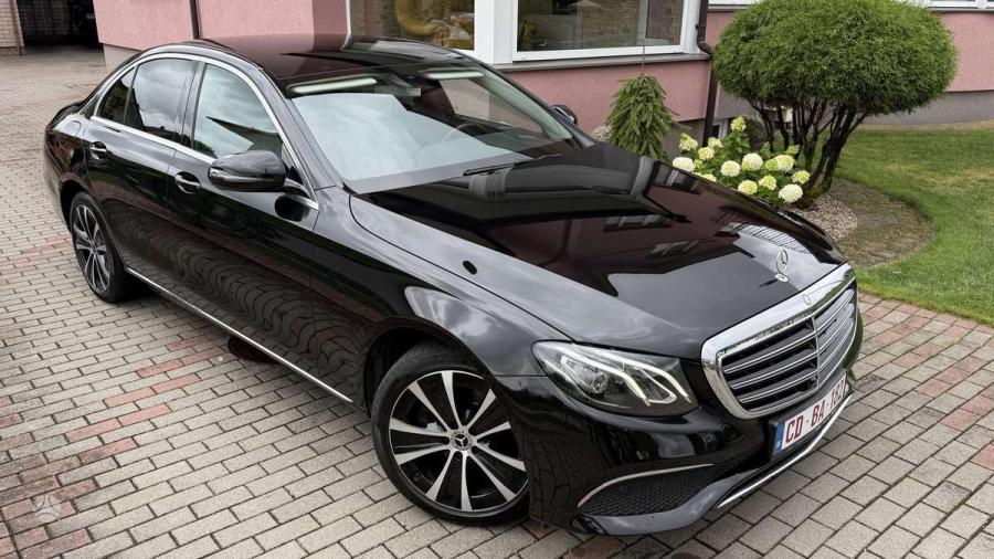 Black Mercedes-Benz E 220 2016 in Kedainiai, with an engine capacity of 1.95 L and mileage of 201 thousand km for 19999 €, photo 12 on AUTOMOTO.COM.LV