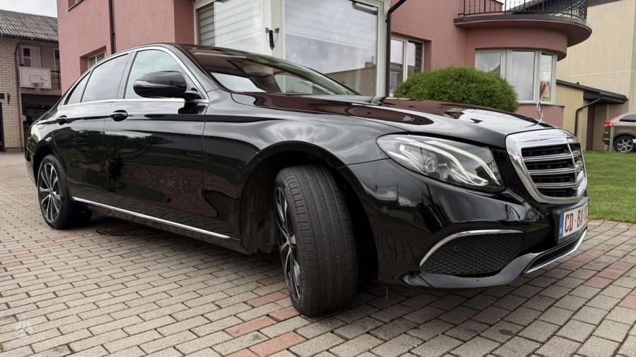 Black Mercedes-Benz E 220 2016 in Kedainiai, with an engine capacity of 1.95 L and mileage of 201 thousand km for 19999 €, photo 14 on AUTOMOTO.COM.LV