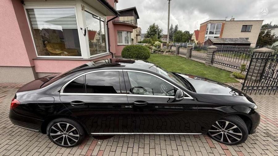Black Mercedes-Benz E 220 2016 in Kedainiai, with an engine capacity of 1.95 L and mileage of 201 thousand km for 19999 €, photo 15 on AUTOMOTO.COM.LV