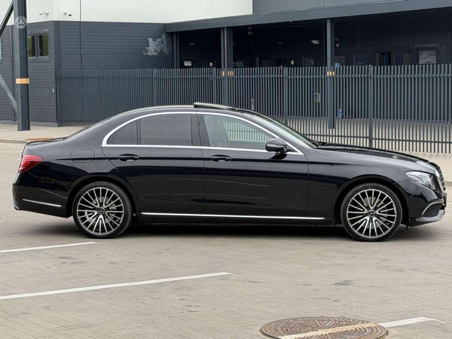 Black Mercedes-Benz E 220 2016 in Jonava, with an engine capacity of 1.95 L and mileage of 270 thousand km for 17700 €, photo 12 on AUTOMOTO.COM.LV
