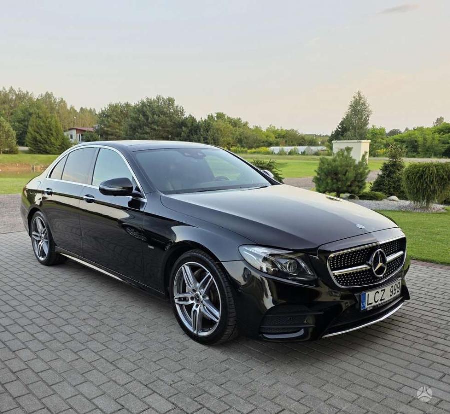 Black Mercedes-Benz E 220 2016 in Alytus, with an engine capacity of 1.95 L and mileage of 339 thousand km for 18500 €, photo 1 on AUTOMOTO.COM.LV