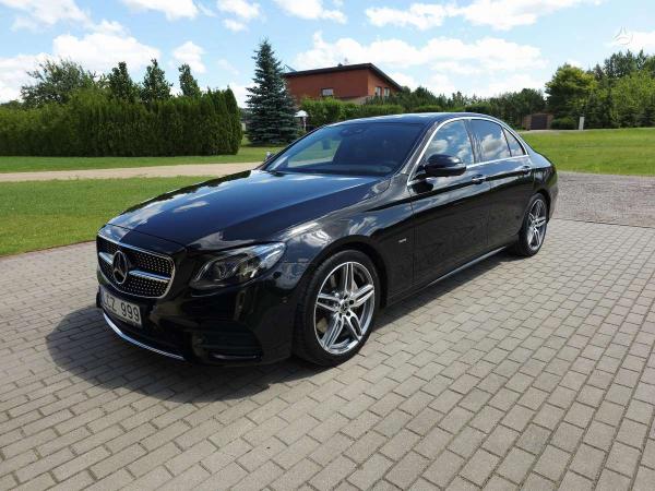 Black Mercedes-Benz E 220 2016 in Alytus, with an engine capacity of 1.95 L and mileage of 339 thousand km for 18500 €, photo 3 on AUTOMOTO.COM.LV