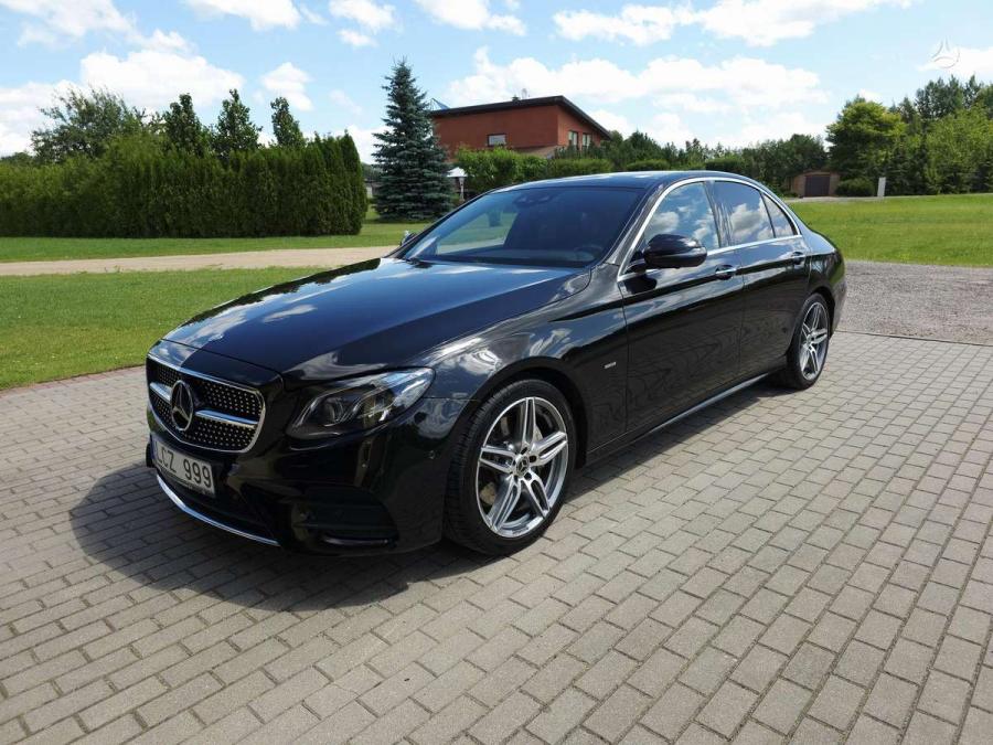 Black Mercedes-Benz E 220 2016 in Alytus, with an engine capacity of 1.95 L and mileage of 339 thousand km for 18500 €, photo 3 on AUTOMOTO.COM.LV
