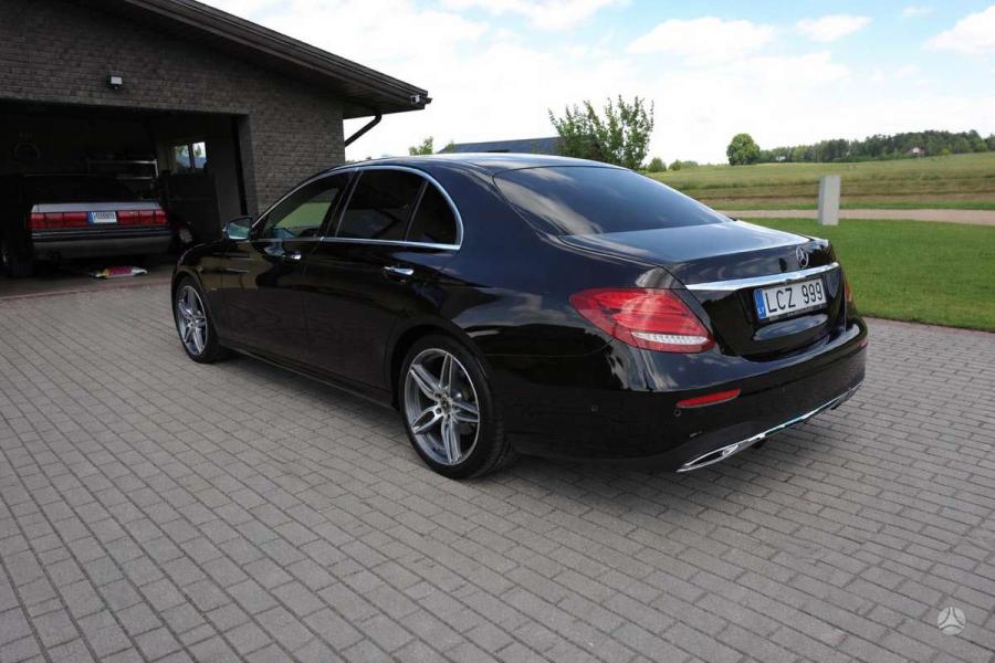 Black Mercedes-Benz E 220 2016 in Alytus, with an engine capacity of 1.95 L and mileage of 339 thousand km for 18500 €, photo 4 on AUTOMOTO.COM.LV