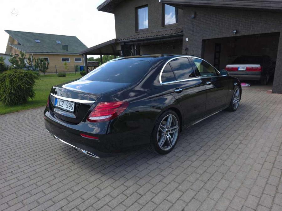 Black Mercedes-Benz E 220 2016 in Alytus, with an engine capacity of 1.95 L and mileage of 339 thousand km for 18500 €, photo 5 on AUTOMOTO.COM.LV