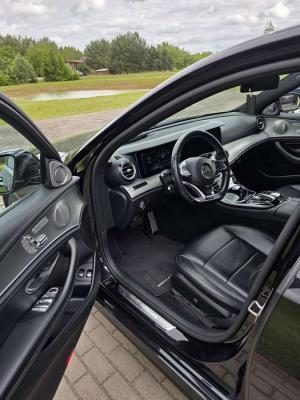 Black Mercedes-Benz E 220 2016 in Alytus, with an engine capacity of 1.95 L and mileage of 339 thousand km for 18500 €, photo 6 on AUTOMOTO.COM.LV