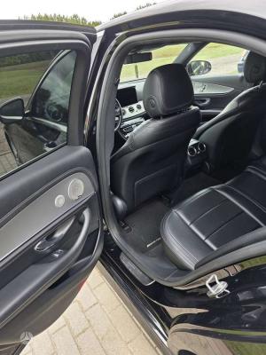 Black Mercedes-Benz E 220 2016 in Alytus, with an engine capacity of 1.95 L and mileage of 339 thousand km for 18500 €, photo 7 on AUTOMOTO.COM.LV