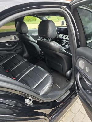 Black Mercedes-Benz E 220 2016 in Alytus, with an engine capacity of 1.95 L and mileage of 339 thousand km for 18500 €, photo 8 on AUTOMOTO.COM.LV