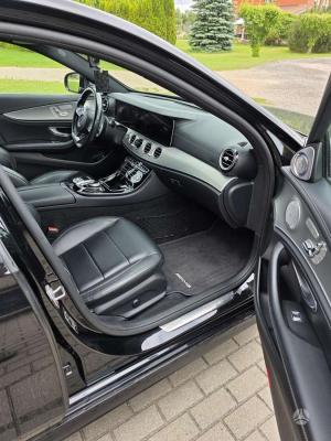 Black Mercedes-Benz E 220 2016 in Alytus, with an engine capacity of 1.95 L and mileage of 339 thousand km for 18500 €, photo 9 on AUTOMOTO.COM.LV