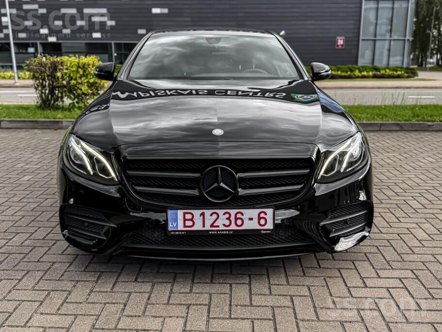 Black Mercedes-Benz E 220 2016 in Jelgava, with an engine capacity of 2.00 L and mileage of 245 thousand km for 17900 €, photo 4 on AUTOMOTO.COM.LV