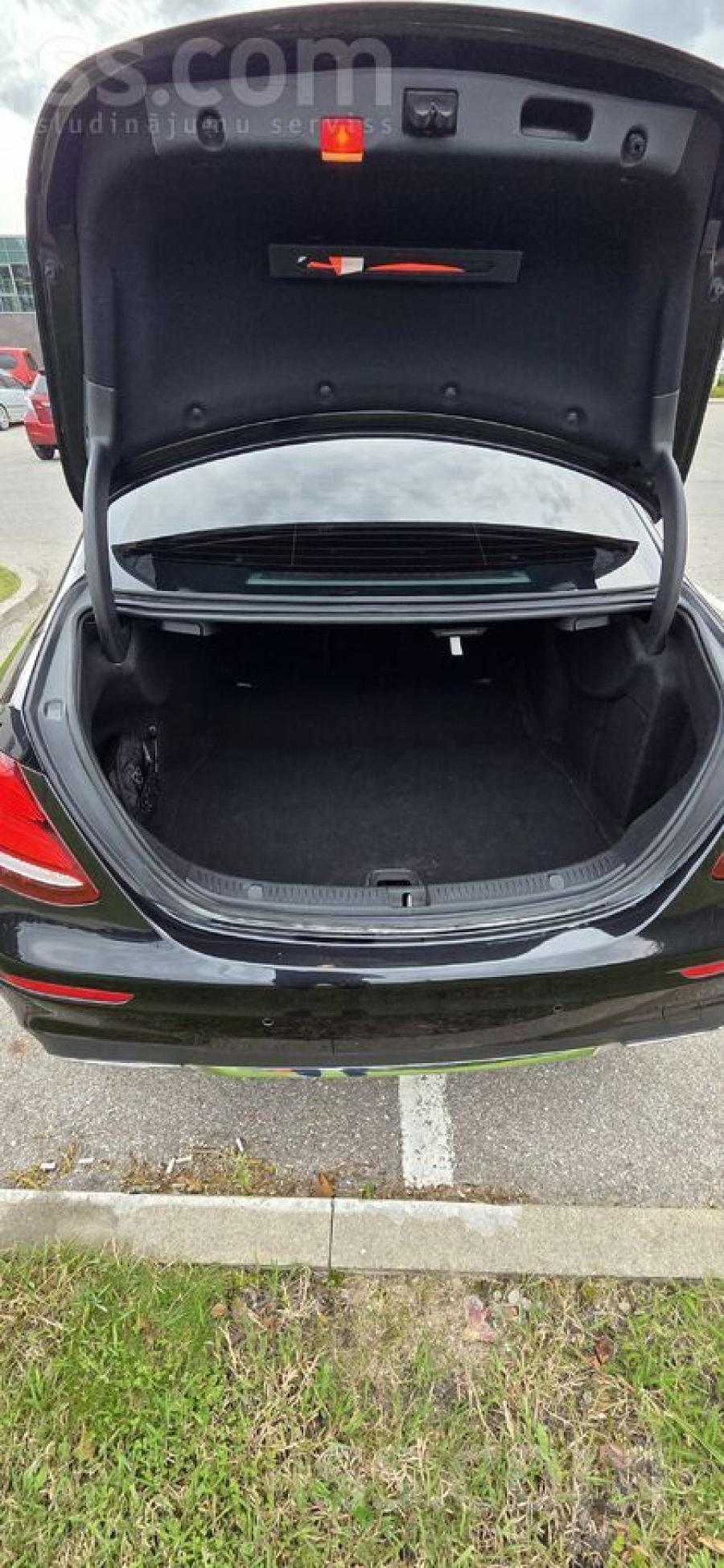 Melns Mercedes-Benz E 220 2016 Rīga, ar dzinēja tilpumu 2.00 L un nobraukumu 332 tūkst. km par 17000 €, foto 14 vietnē AUTOMOTO.COM.LV