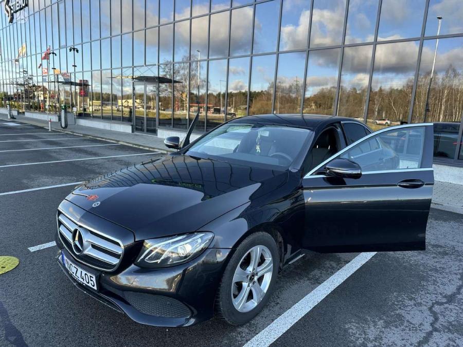 Black Mercedes-Benz E 220 2017 in Kaunas, with an engine capacity of 0.00 L and mileage of 371 thousand km for 14300 €, photo 1 on AUTOMOTO.COM.LV